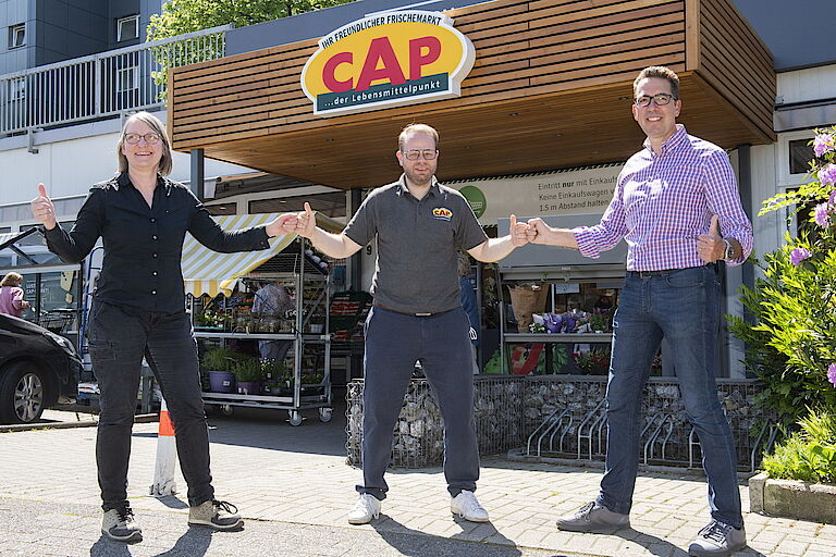 Helge Lindh an der Kasse vom CAP-Markt | proviel GmbH und forum e.V.