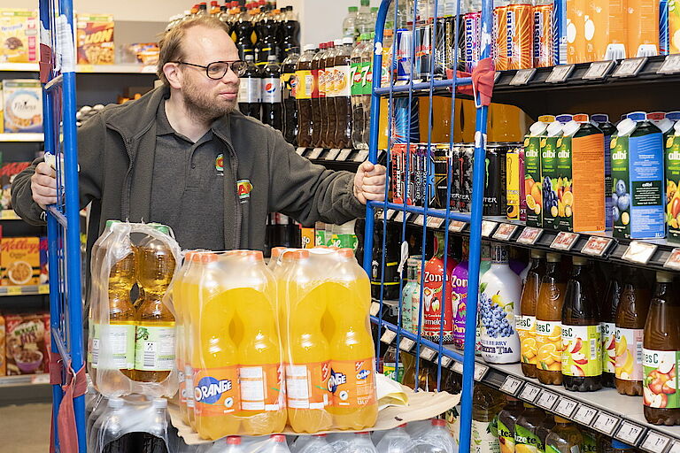 Helge Lindh an der Kasse vom CAP-Markt | proviel GmbH und forum e.V.