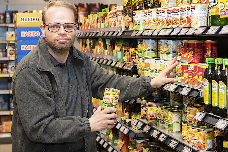 Helge Lindh an der Kasse vom CAP-Markt | proviel GmbH und forum e.V.